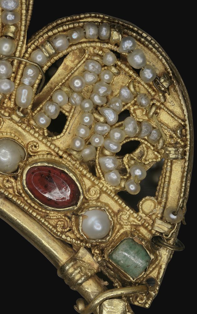 CROWN. A research project on the materiality, technology and state of ...