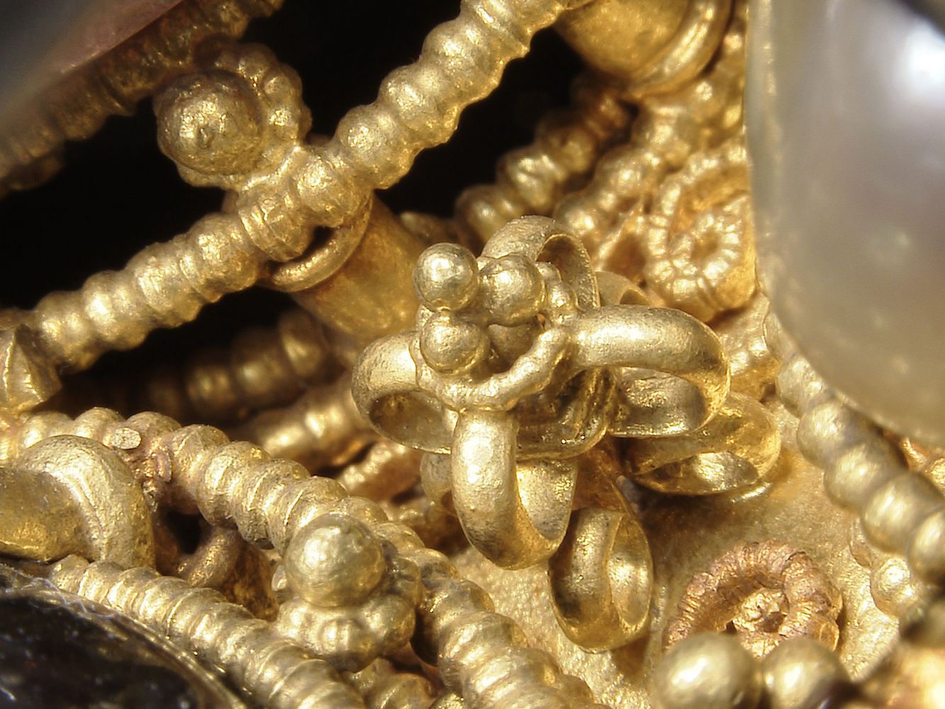 CROWN. Untersuchungen zu Materialität, Technologie und ...