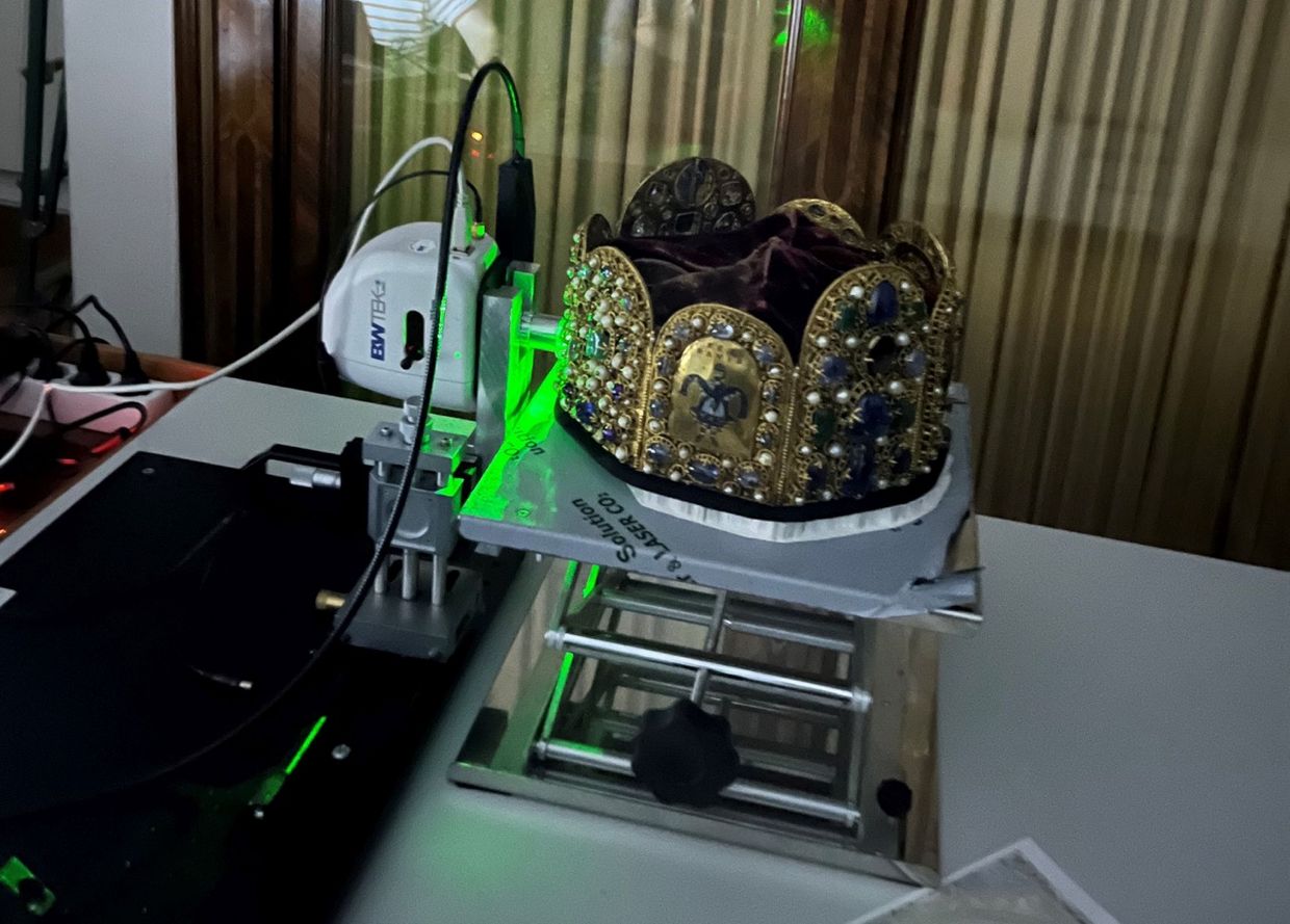 CROWN. A research project on the materiality, technology and state of preservation of the ...